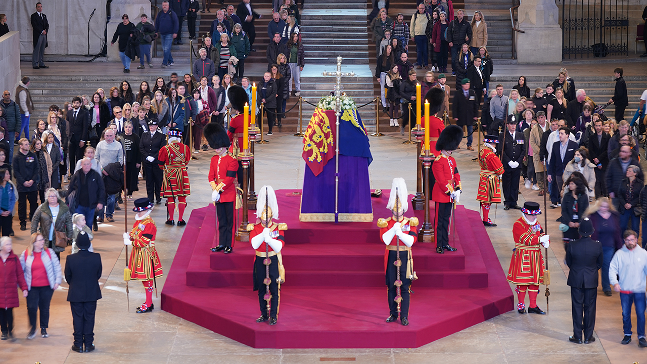 Queen Elizabeth II funeral preps: Lying in state queue nears capacity ...