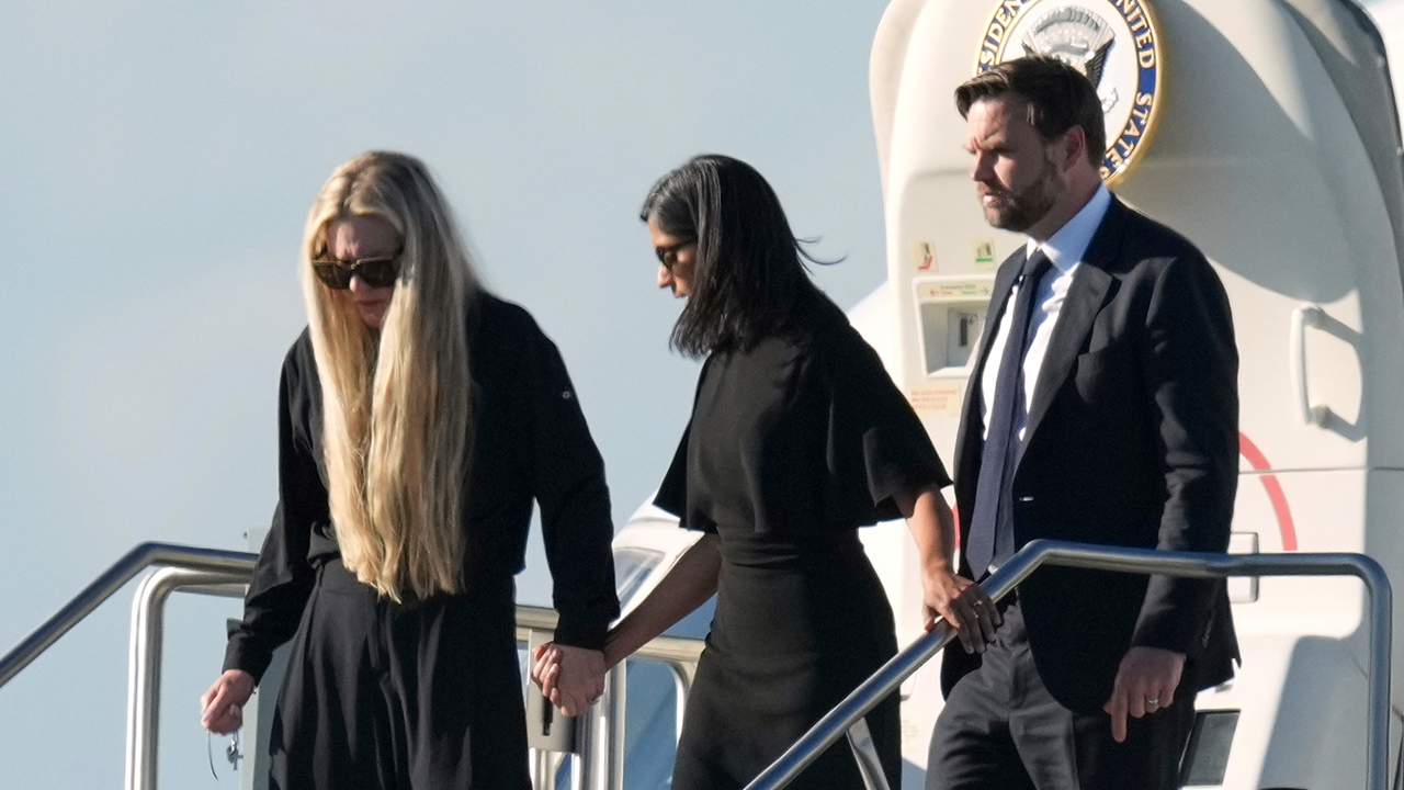 Charlie Kirk’s Mom Ready to Talk to Investigators as Family Feud with ...